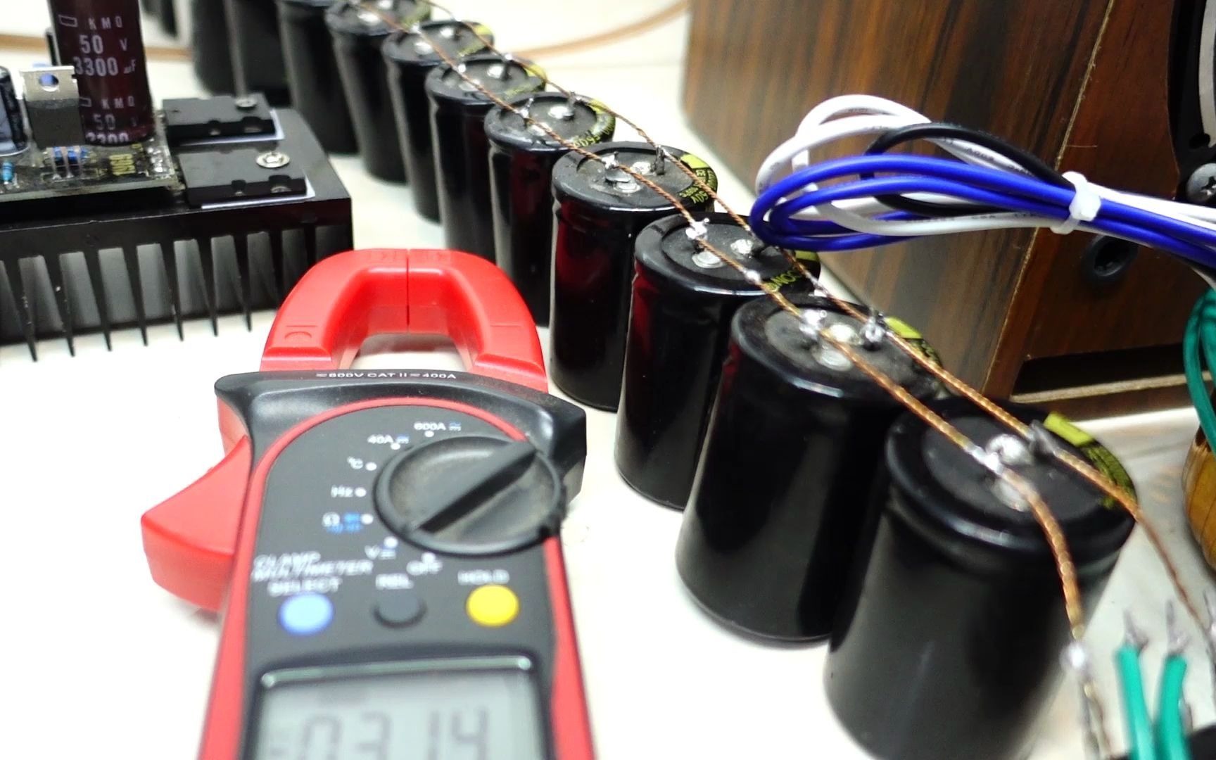 功放中电源中,拿一整串电容作为滤波电容,声音会是什么样子呢?会变...