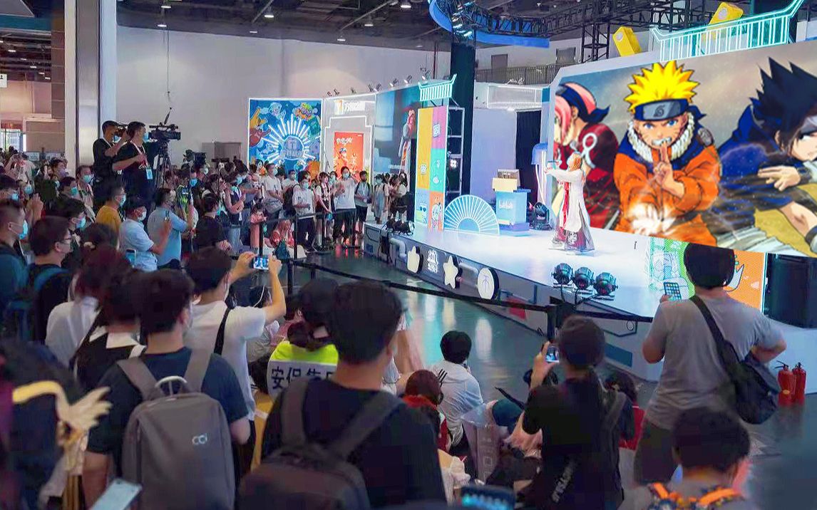 卧槽!小姐姐漫展演唱《青鸟》引来众人围观!太绝了!
