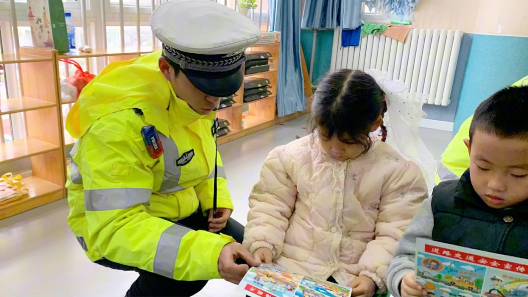 ...安全教育,让安全为宝贝们成长护航。#益贝幼儿园 #安全教育#交警叔叔