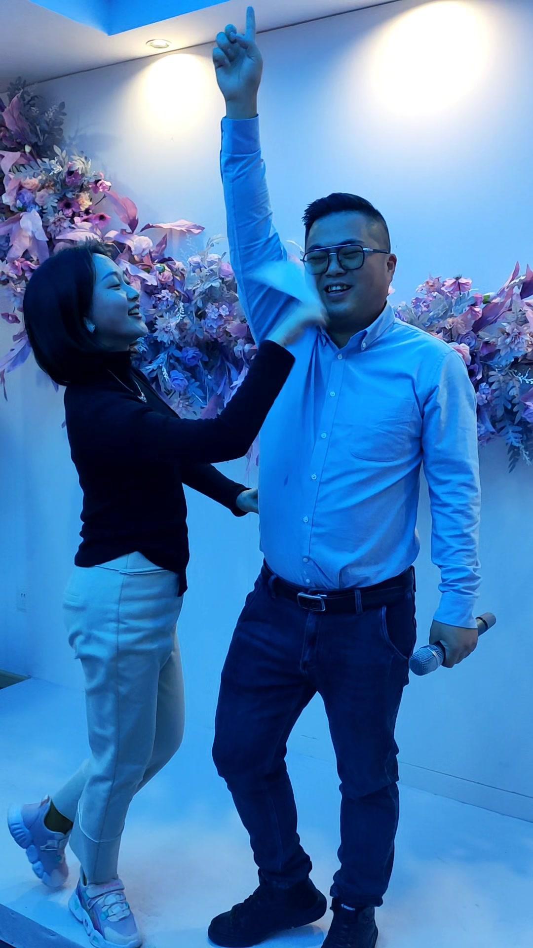 美女的钢管舞跳得好不好,你们说了算