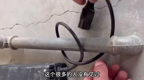 惊险救援!电动车充电器插头被铁管压死,看维修师傅如何无损取线绝技