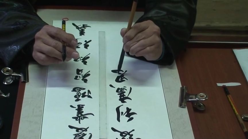 厉害了,左右手写得字体一模一样,第一次看到