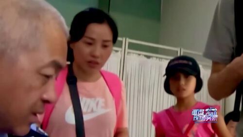 女子带孩子来补票,却被问起孩子身份证号直言不知,让人啼笑皆非