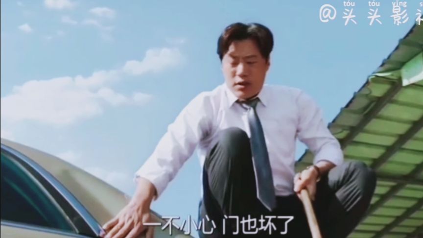 车主硬要保险按照车辆报废赔偿,保险小哥直接把车砸到报废