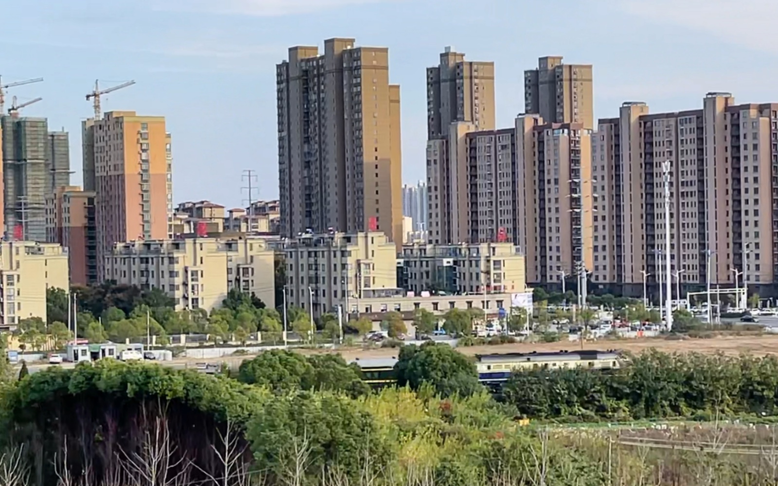 T237次列车驶过宁芜线当涂县小黄山公园东侧