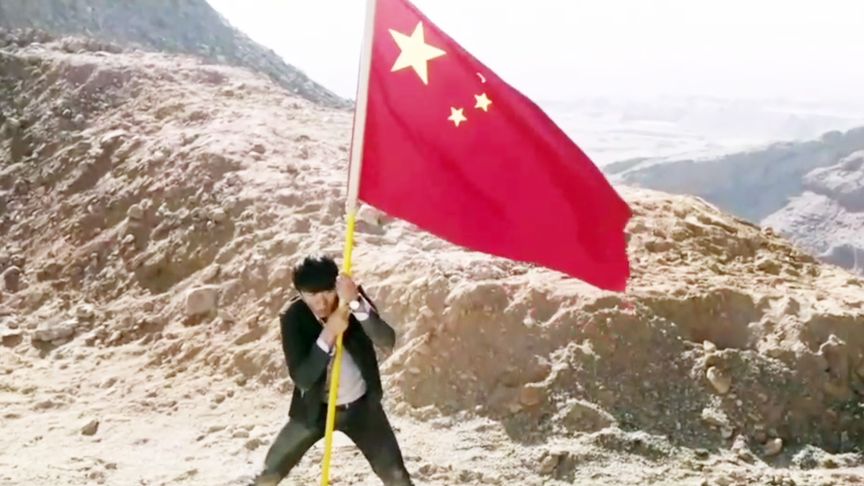 一面五星红旗,成了所有人的护身符与幸运星!祖国真的很强大!