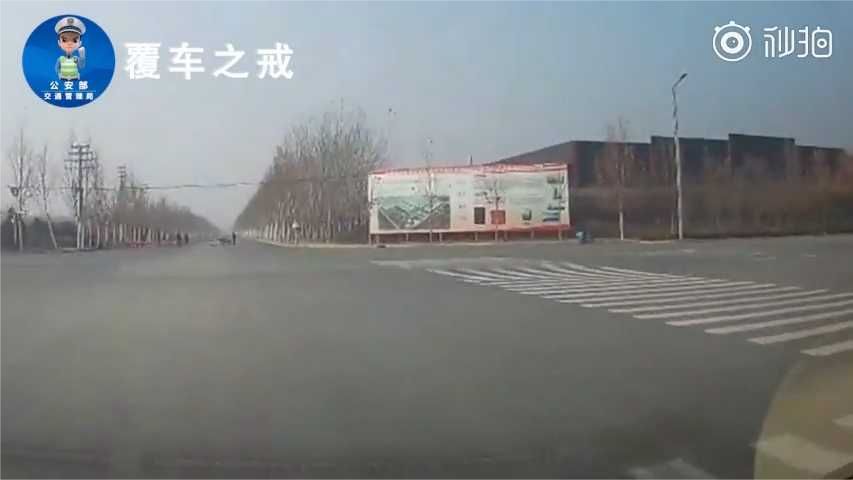 【通过没有信号灯控制和交通标志、标线控制的路口该如何行驶】