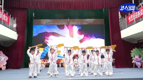 幼儿园大班《众人划桨开大船》男生特色舞蹈,团结一致勇往直前