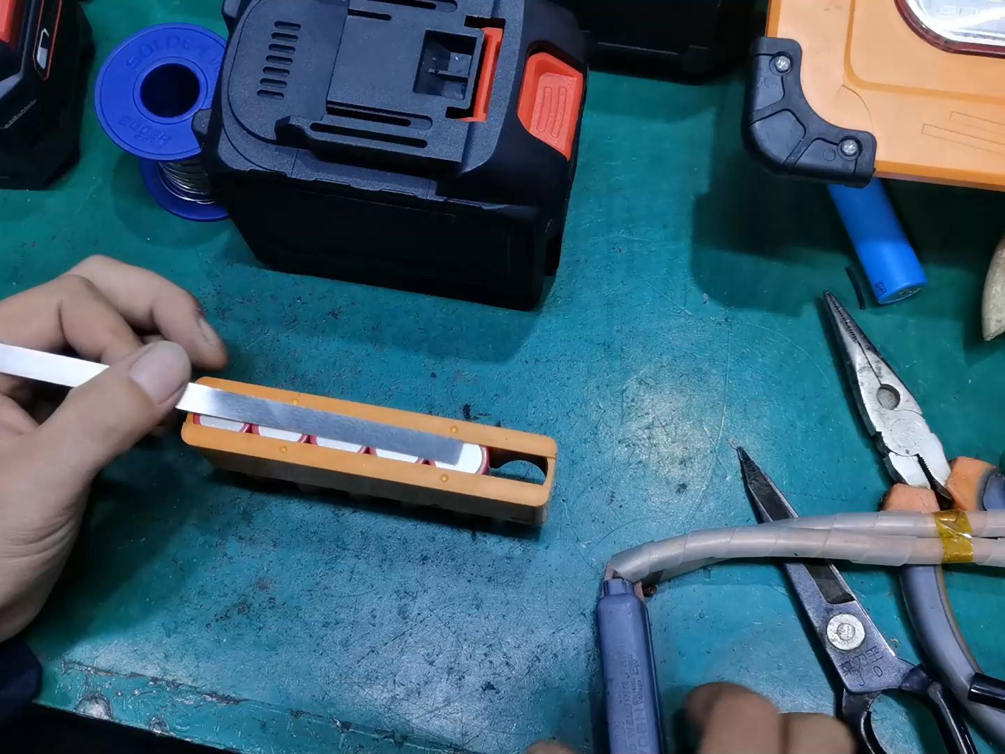 维修一台太阳能照明灯!更换内部锂电池