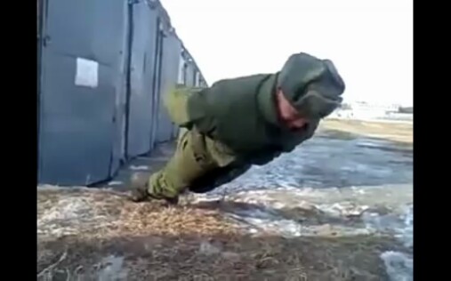 美国俯卧撑VS俄罗斯俯卧撑 气氛突然苏维埃起来!