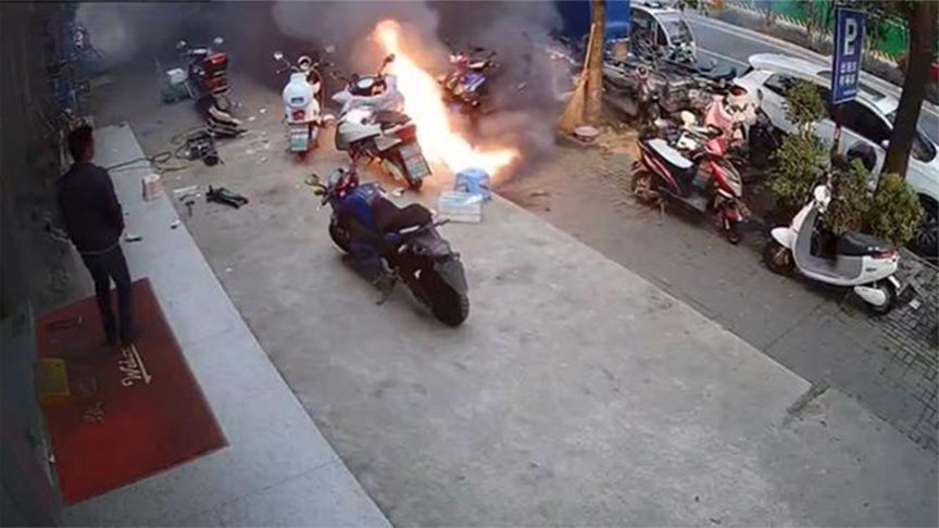 监拍电动车锂电池起火后瞬间爆燃,目击者:起火到燃烧完只有15秒