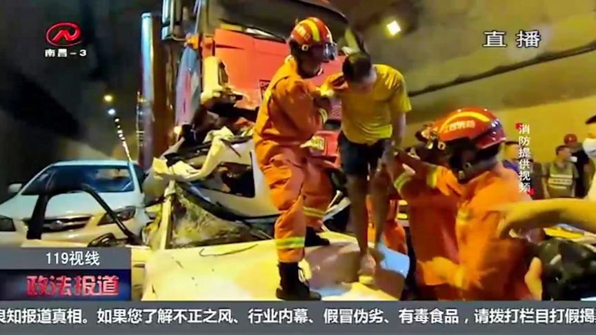 高速路五车连环追尾,半挂车“骑”上小轿车,司机被卡命悬一线