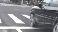 这是有想法的车,前轮想闯红灯,后轮坚决不让