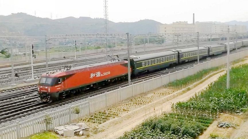 全程27小时上海开往呼和浩特 Z268次直特列车中途驶出绥德站