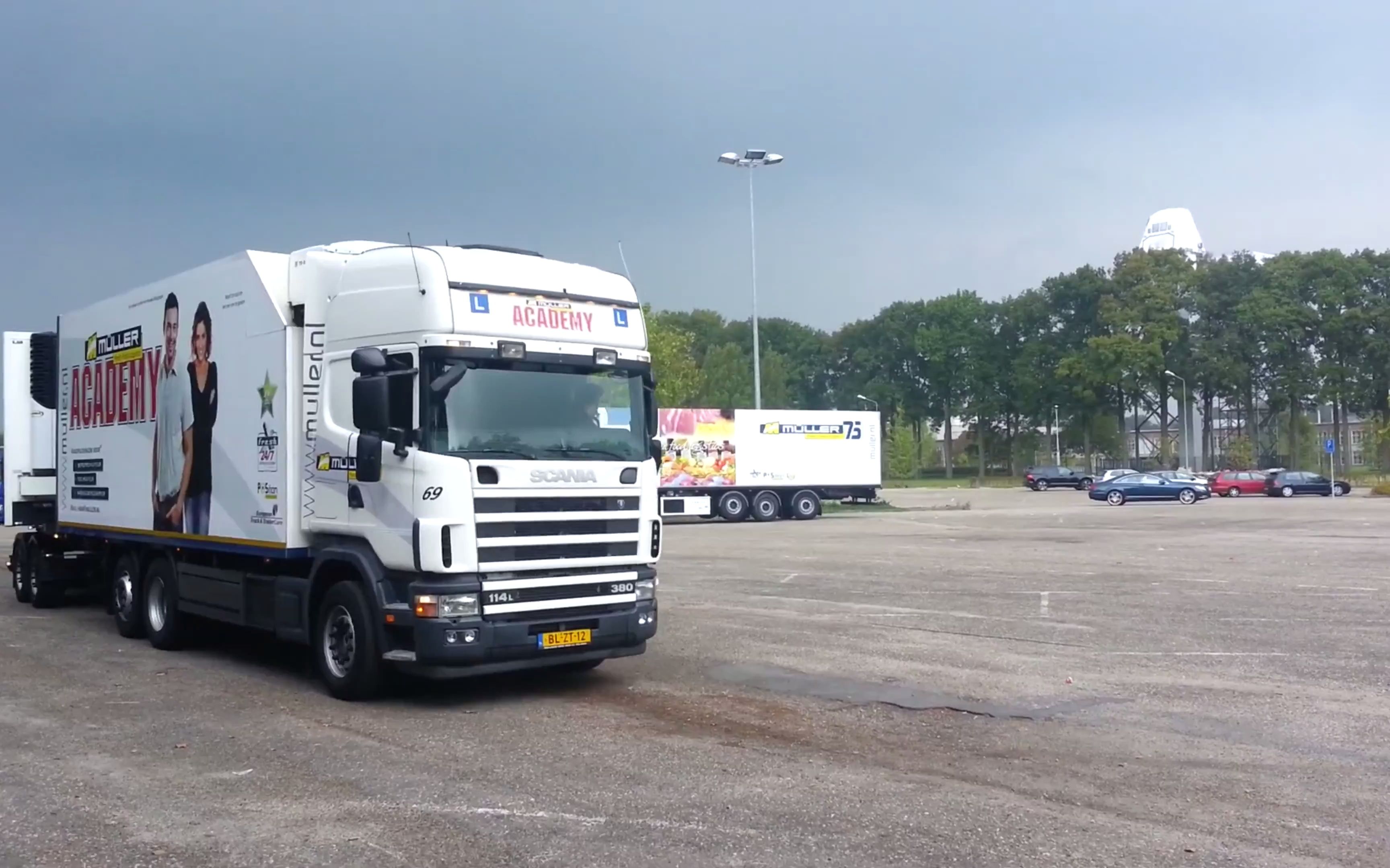 斯堪尼亚R124载货车牵引超长全挂车,全长大约55米