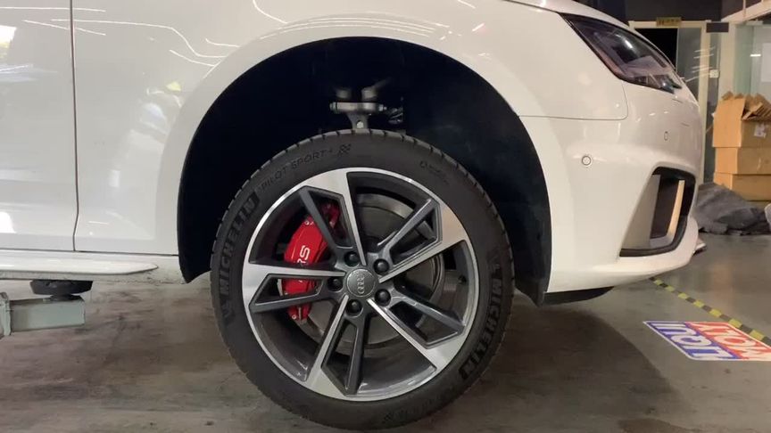 拆掉过渡时期的卡钳罩子!换上AMG六活塞刹车