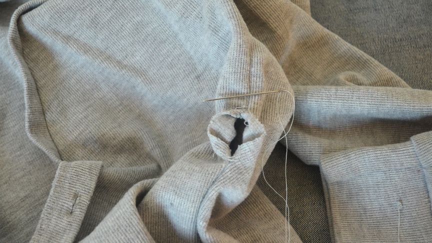 衣服开线了怎么缝?老裁缝教你无痕缝法,不仅缝的整齐还没有痕迹