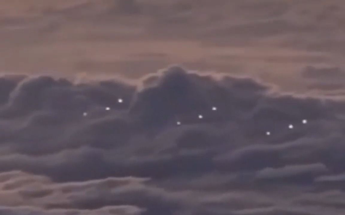 飞行员在南海拍摄到的跳跃的UFO“舰队”