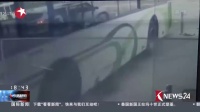 上海:公交车失控撞车又撞墙 疑司机捡水杯所致 东方新闻 161202