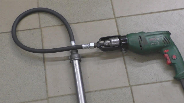 镀锌水管制作混泥土震动棒,装在电钻上面就可以使用