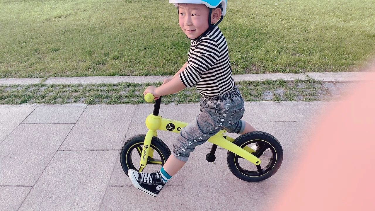 无脚踏儿童平衡车怎么玩?