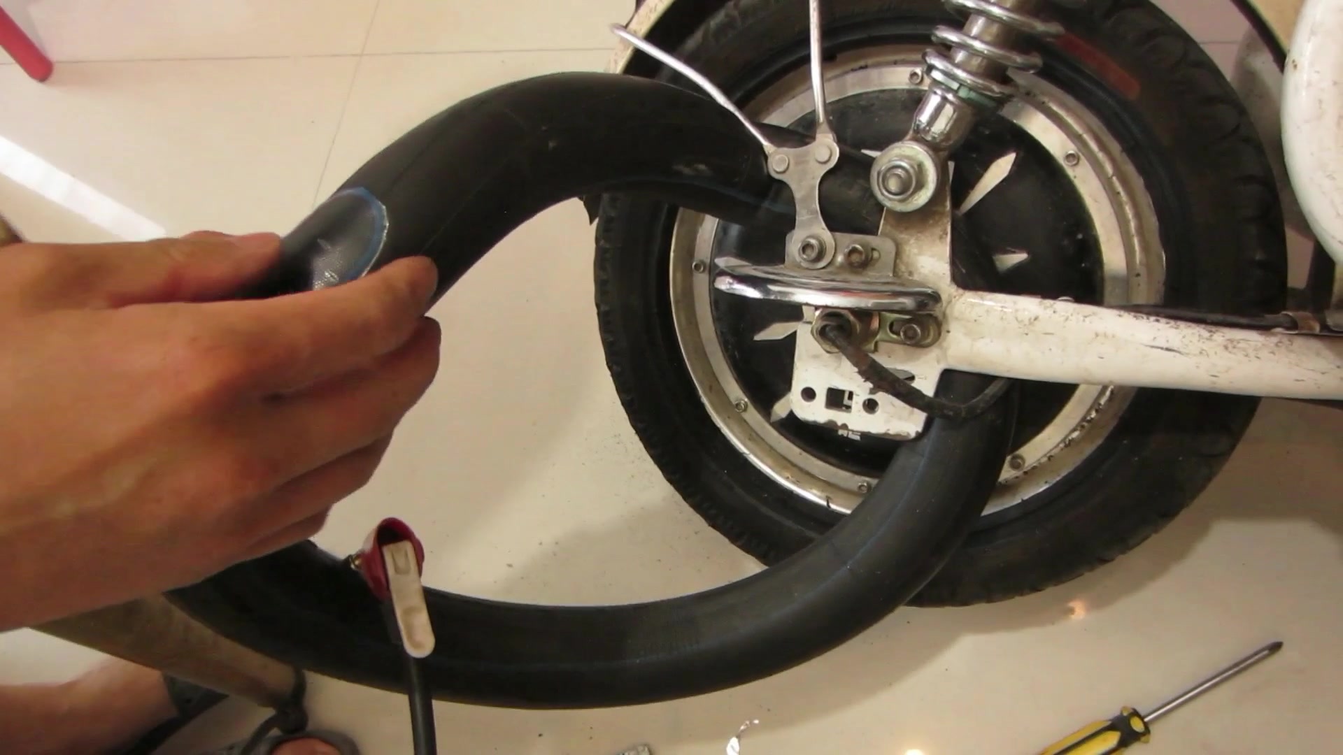 用简单的工具,在家就能轻松给电动车补胎