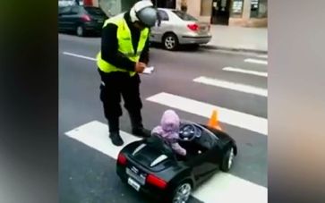 萌娃开座驾到马路,被交警叔叔开罚单啦!