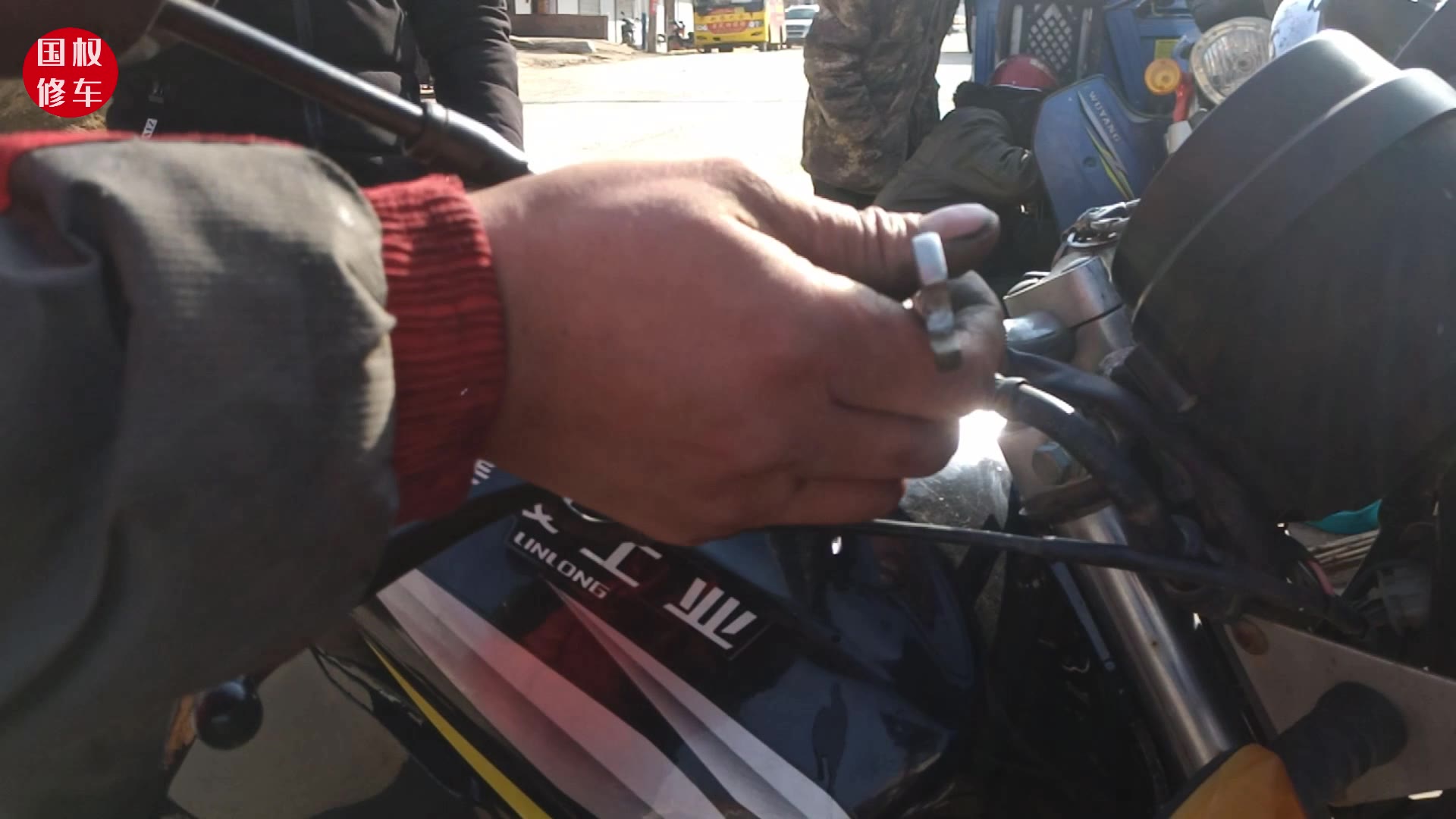 摩托车碟刹捏着很硬确不灵敏什么原因?师傅教你只需几分钟就修好