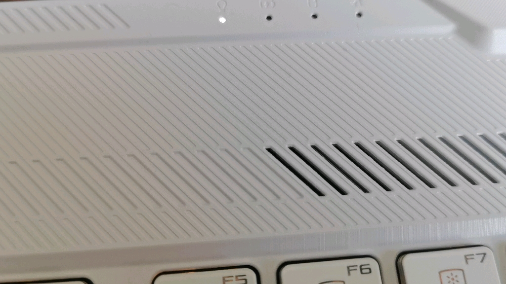 新买的华硕天选2,打开风扇有细微的电流声,正常吗?