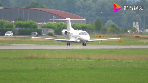 飞机起飞全过程,动作很连贯,一起近距离观察!