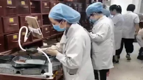 中药房抓药的真厉害,动作非常的麻利,不知道分量准不准?