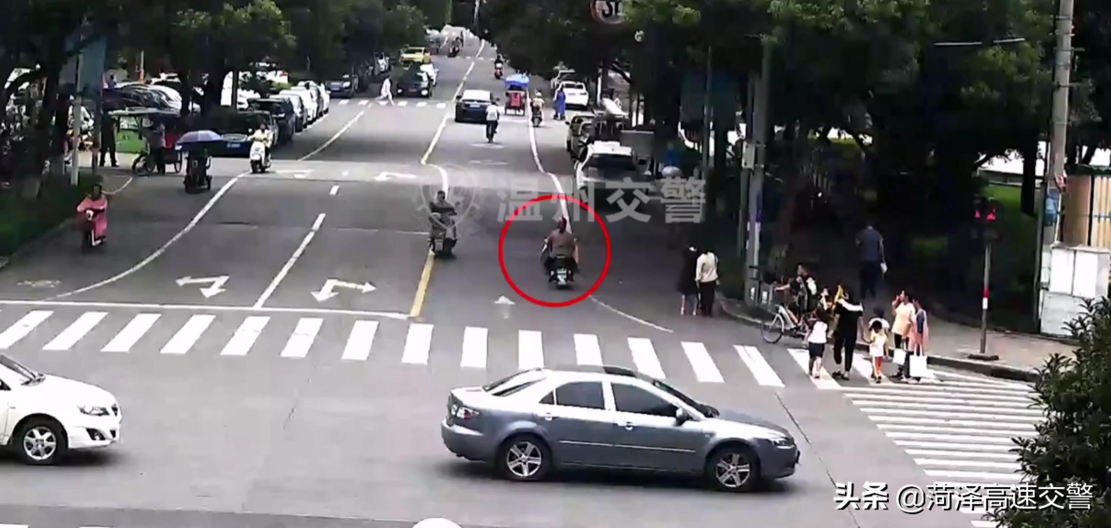 #覆车之戒# #一盔一带#【#温州# 路边突开车门 骑者倒地受伤】近日,...