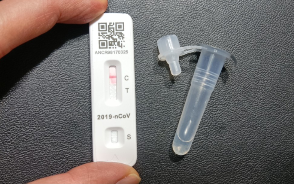 新冠病毒的抗原检测卡。应该这样用。手把手教你。棉棒在鼻子里捅...