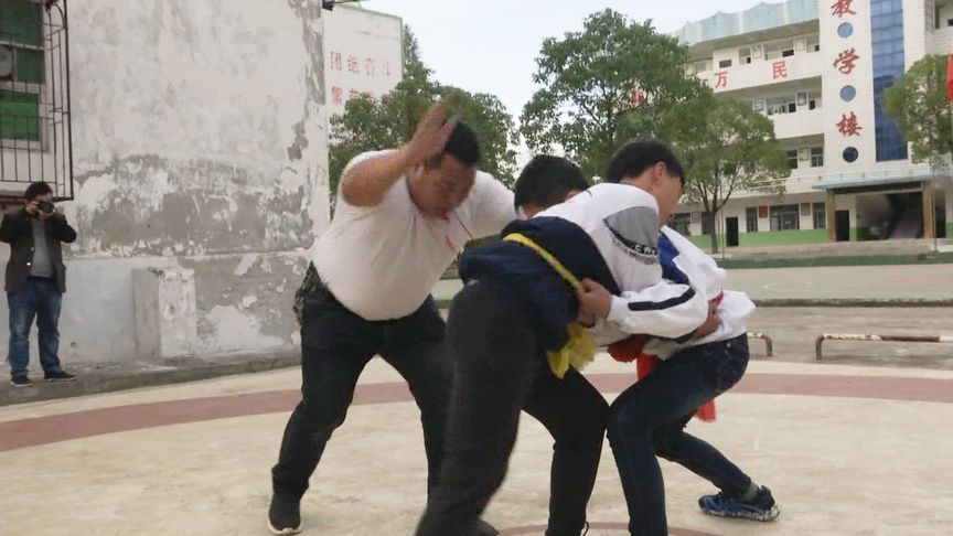 农村学校的课外活动真精彩!打民族文化牌,农村校园文化丰富多彩