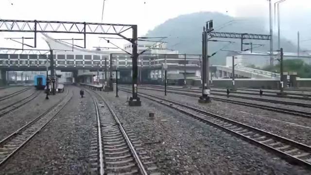 看看台湾的复兴号火车,这速度真够快的!