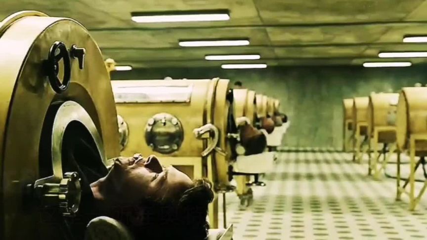 恐怖医生将鳗鱼灌入人体中#电影精彩片段分享 #影视解说