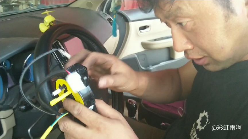 汽车气囊故障灯亮了,看看修车师傅是怎么解决的,到底哪的问题