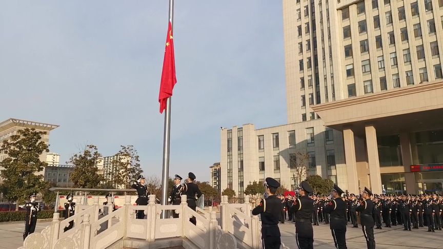 今天,我们在这里举行升旗仪式。