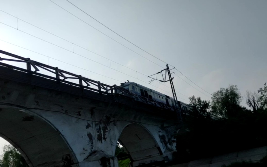 K7426次列车通过抚顺浑河铁路桥