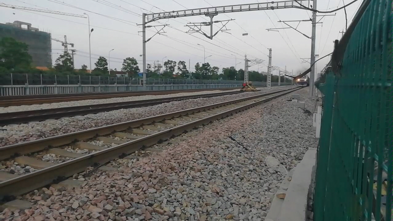 内燃机狮子牵引的k245次列车扬州~成都,通过徐州。