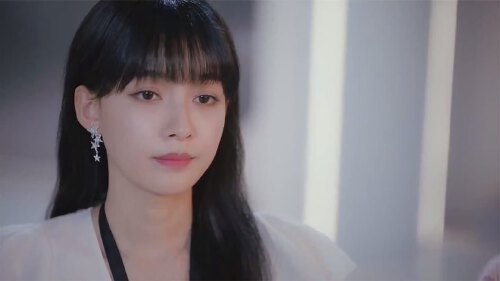 我们:公司遇到技术故障,不料新来的女总监是电脑专家