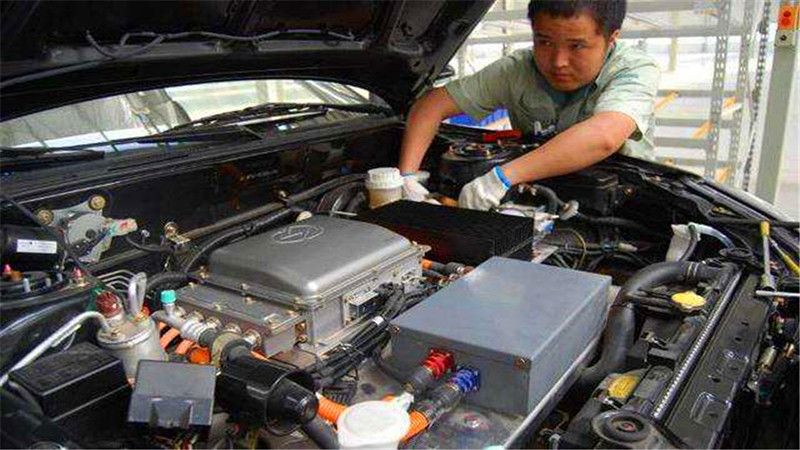 更换一块新能源汽车的电池要多少钱?车主:都够买一部面包车了!