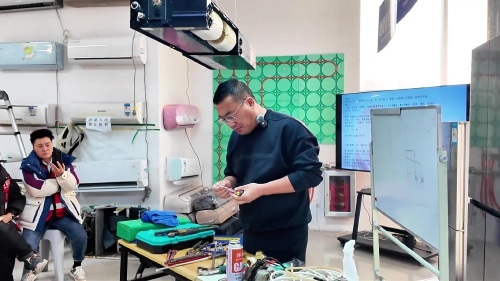 今天的课程是地暖全拆清洗跟更换分水器