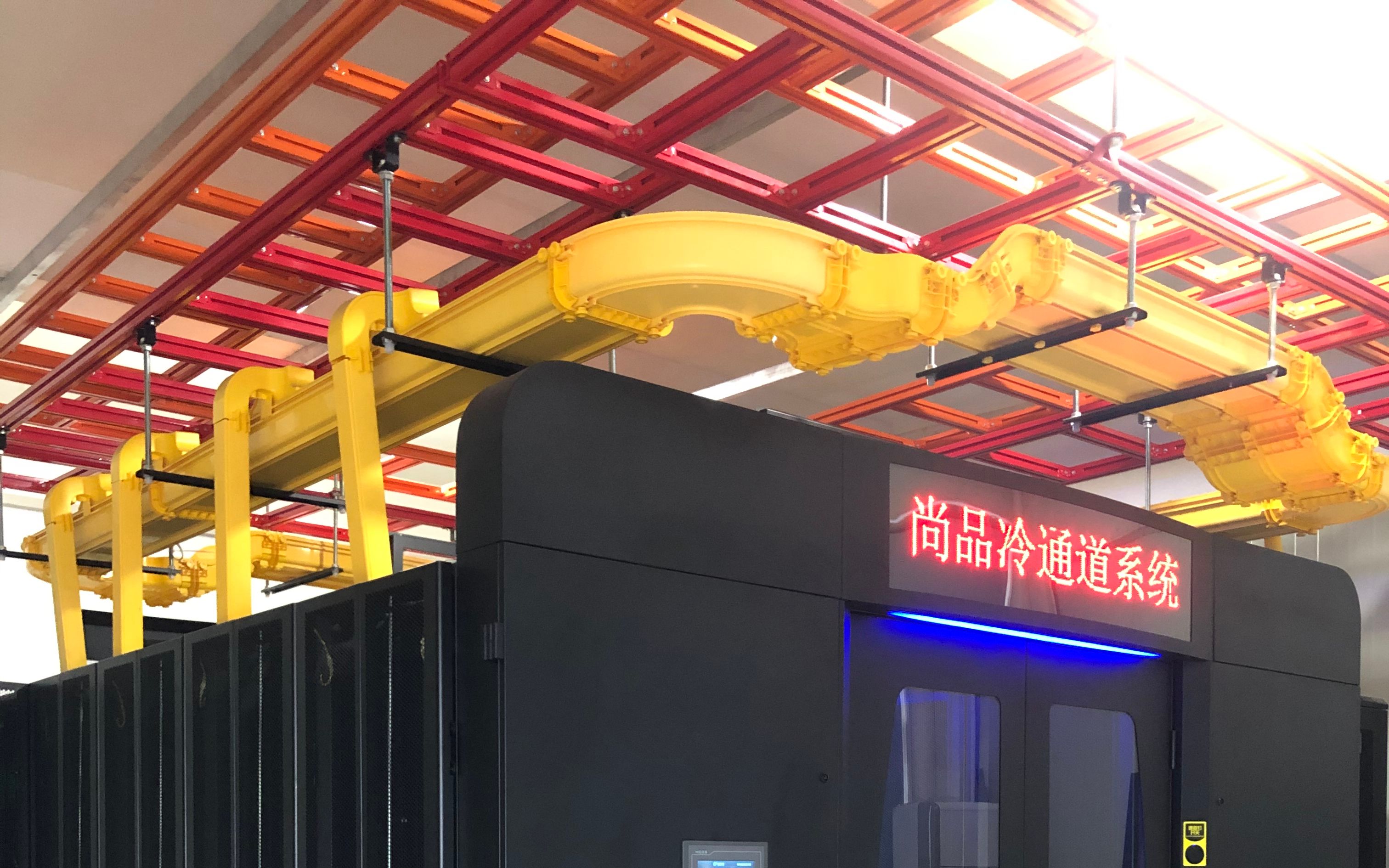 数据中心机房建设光纤槽道和网格桥架安装案例