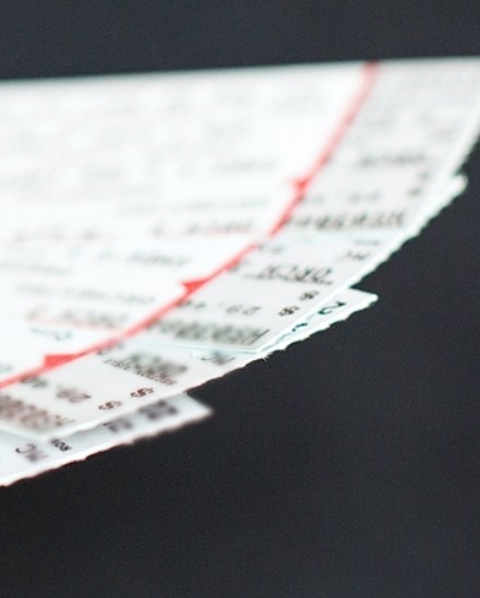 粉丝追星竟追成了“黄牛”?一女粉丝倒卖艺人航班信息被判刑