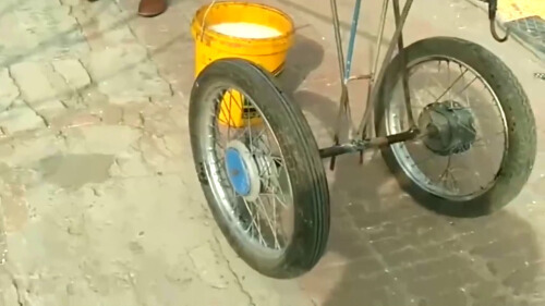 牛人发明:河南农民改造的小推车,一天推几百桶都不累,劳动人民的智慧...