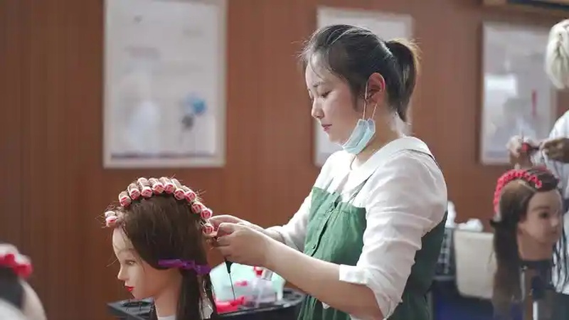 产教融合的典范:小九美容美发学校如何让学员"毕业即就业"