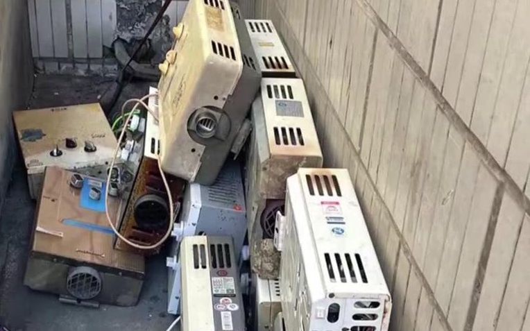 燃气安全专项整治行动进行中 18台违规热水器被拆