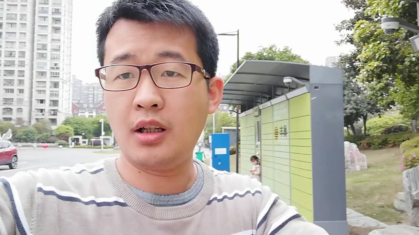 抖音带货小伙又收到商家2个免费快递,简单介绍下每天日常工作