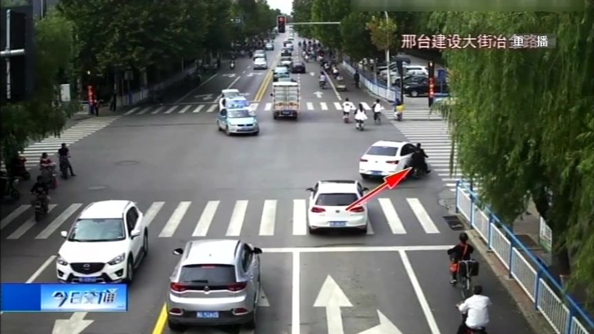 右转小车遇上直行电动车,躲避不及就相撞,这种事故好像还不少!
